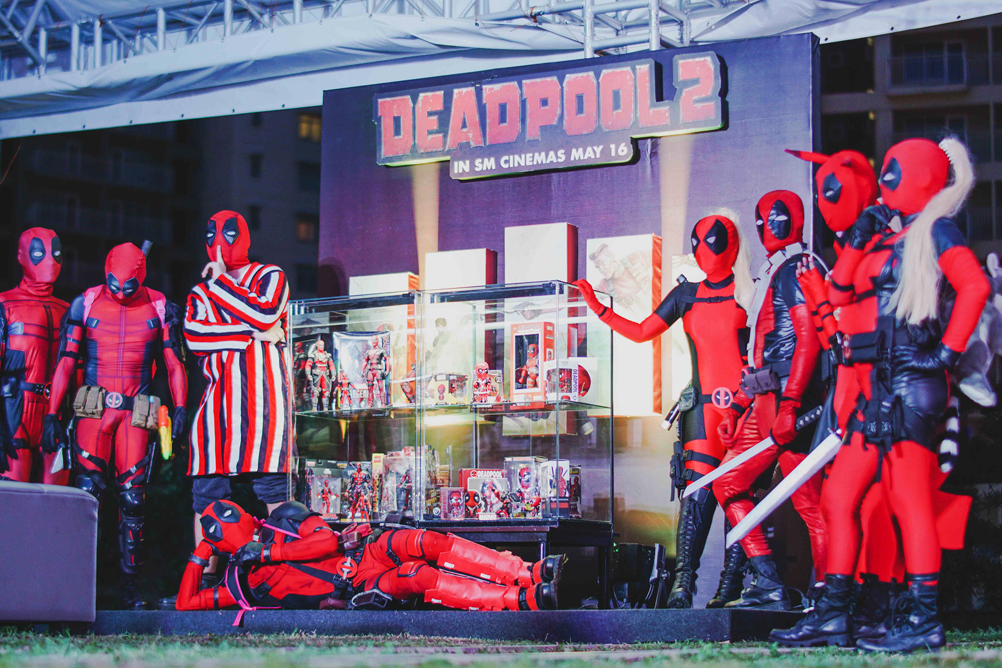 Cosplayers pose with the Deadpool character action figures – PELIKULA MANIA