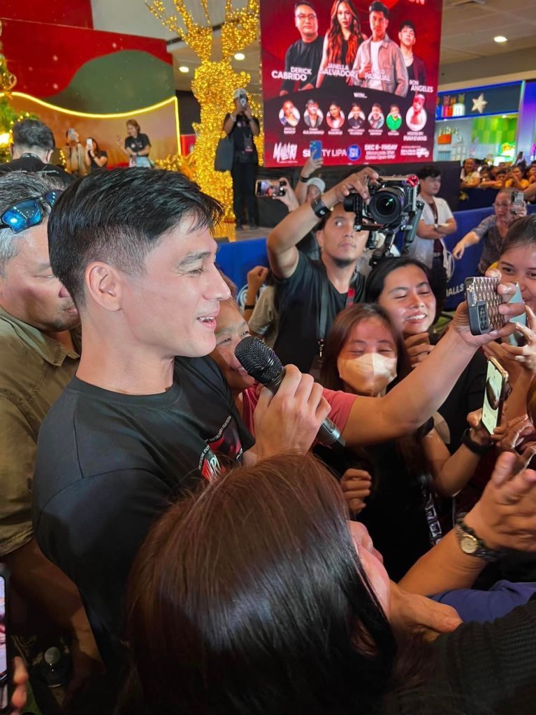 People flock to see MMFF 2023 entry ‘Mallari’ stars at their motorcade and mall show in Lipa ...